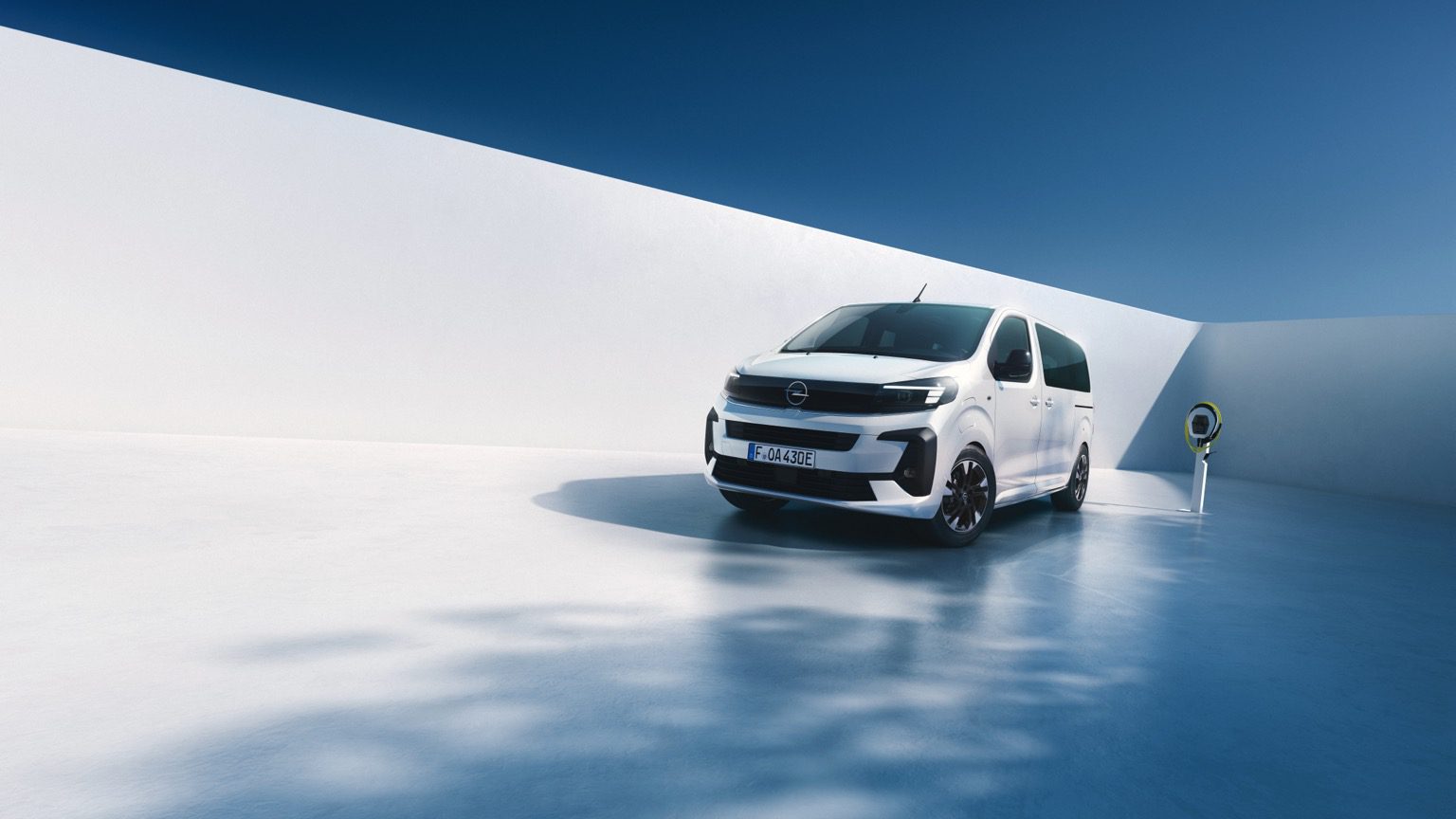 Can the 2025 Zafira Electric Outshine the Peugeot e-Traveller? The Twin ...